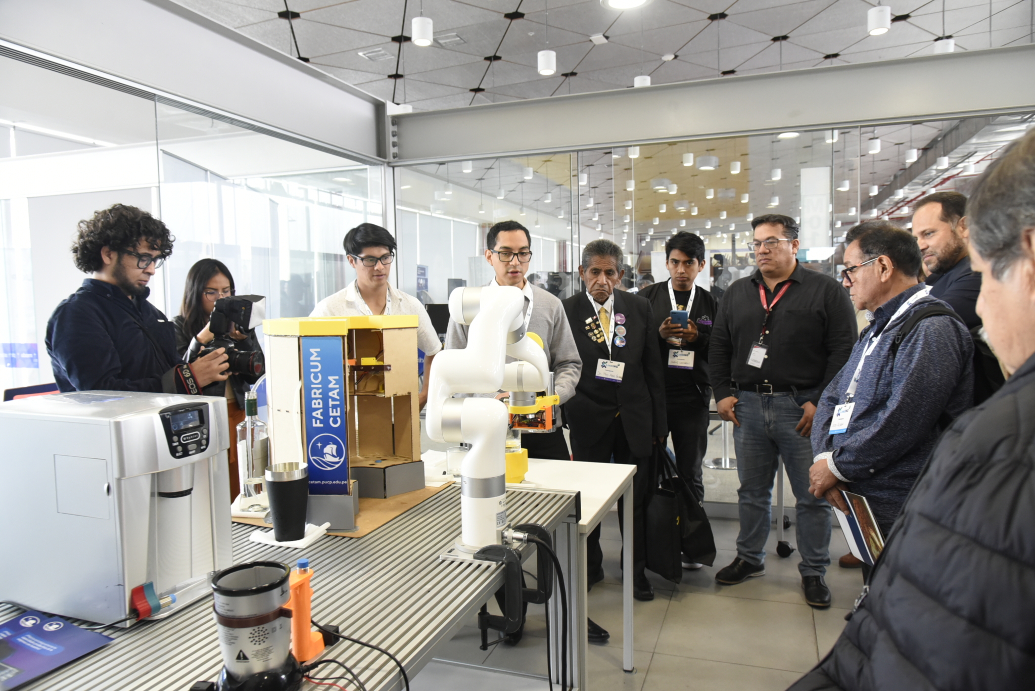 Innovación en la coctelería peruana: conoce al primer robot barman elaborado en Ingeniería PUCP ...