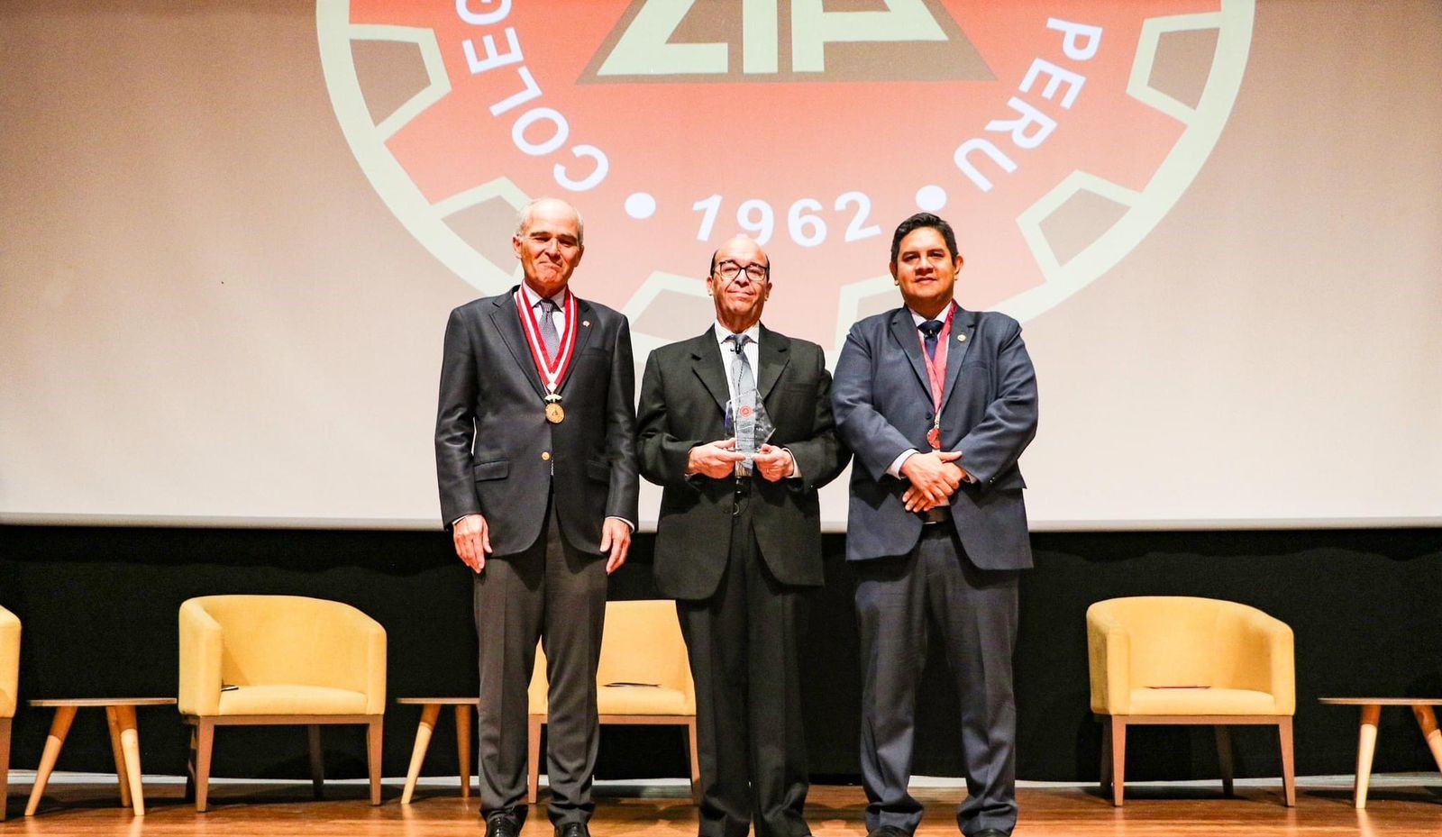 Colegio de Ingenieros del Perú otorga distinción a los docentes Daniel ...