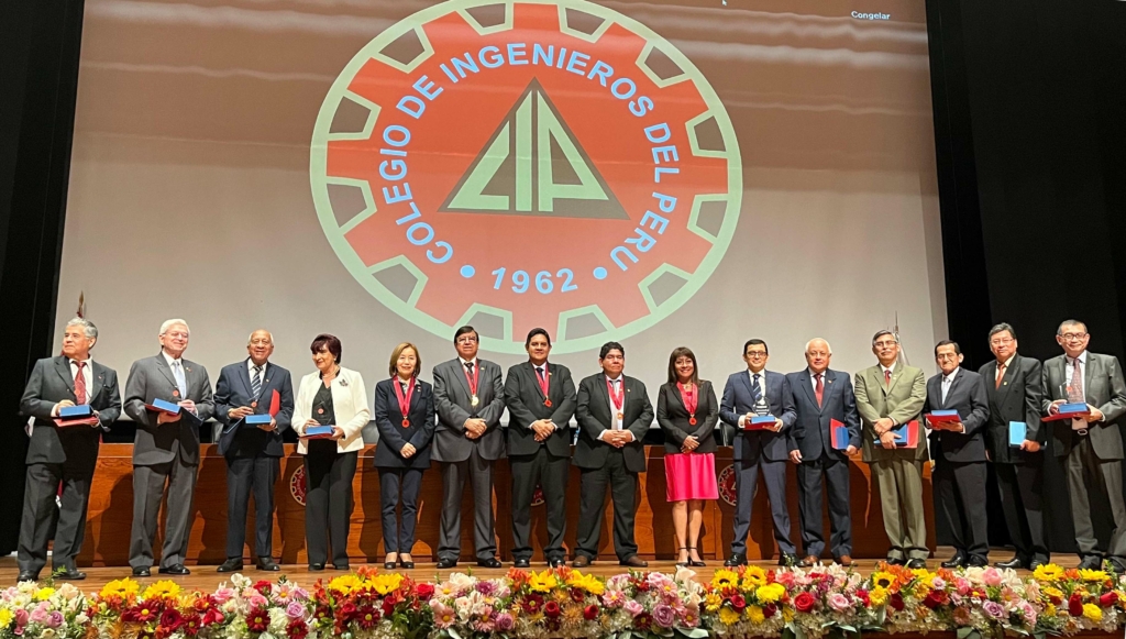 Colegio de Ingenieros del Perú otorga distinción a los docentes Daniel ...