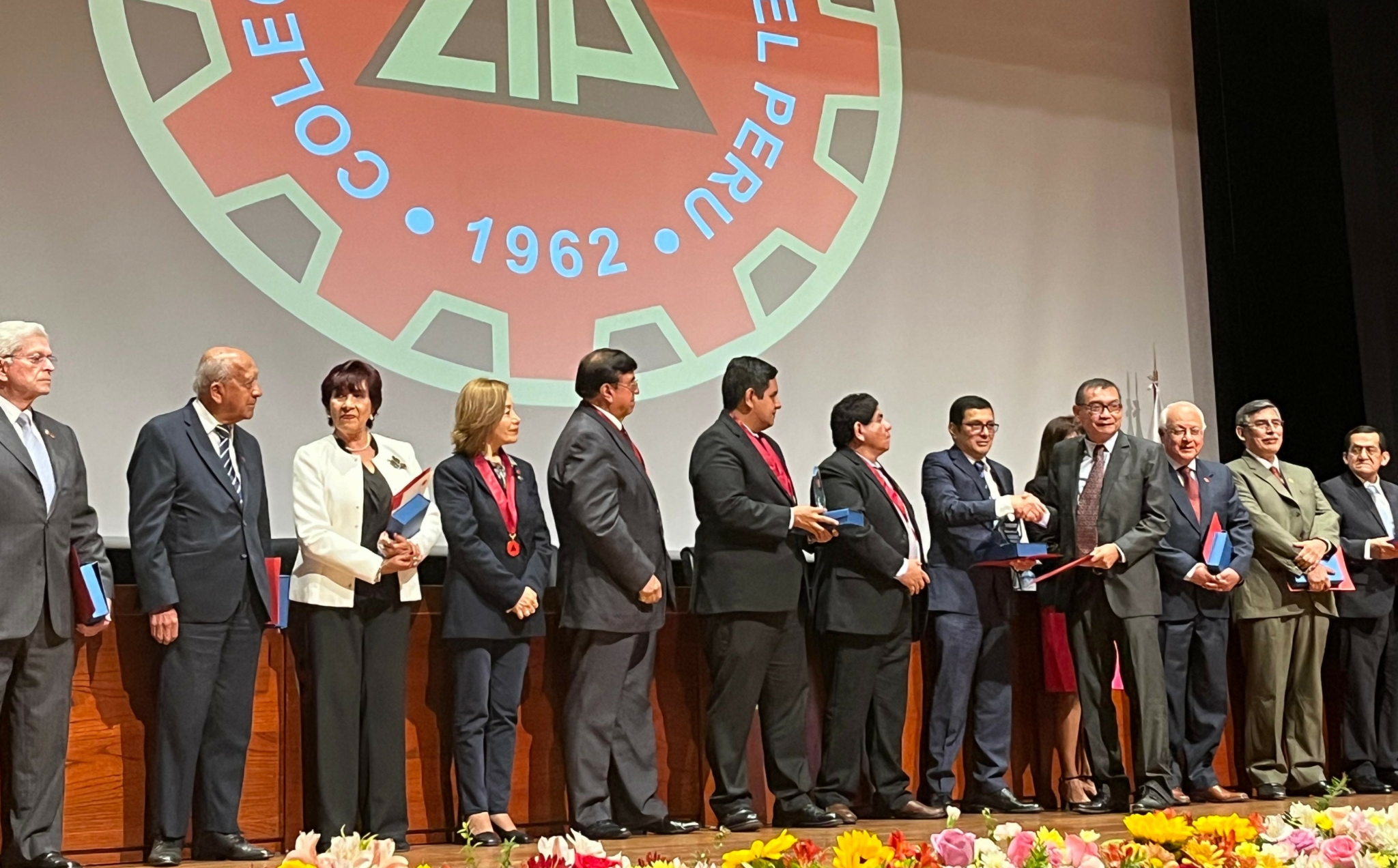 Colegio de Ingenieros del Perú otorga distinción a los docentes Daniel ...
